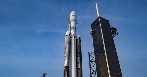 SpaceX запустила на орбіту ракету Falcon Heavy з супутником вагою майже ...
